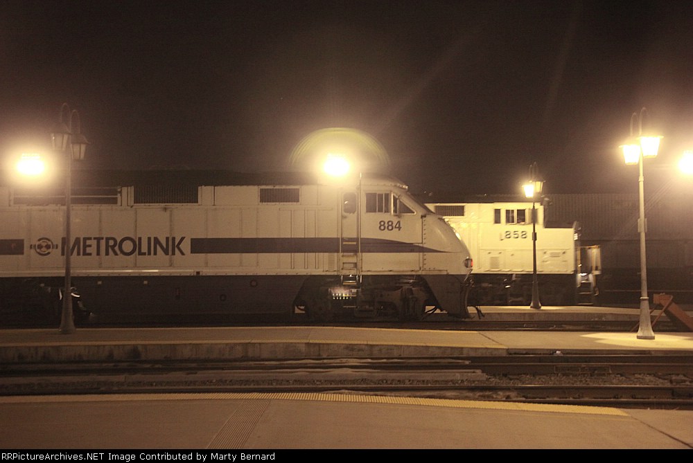 Metrolink 884 and 858 (moving to yard)